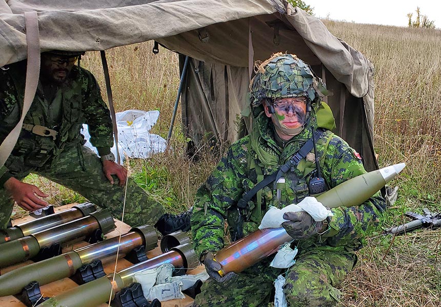 La fin de 37 ans de service soulignée par un dernier tir d’obus - Canada.ca