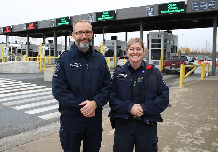 CBSA and Mohawk Council of Akwesasne unveil trilingual signage at the ...