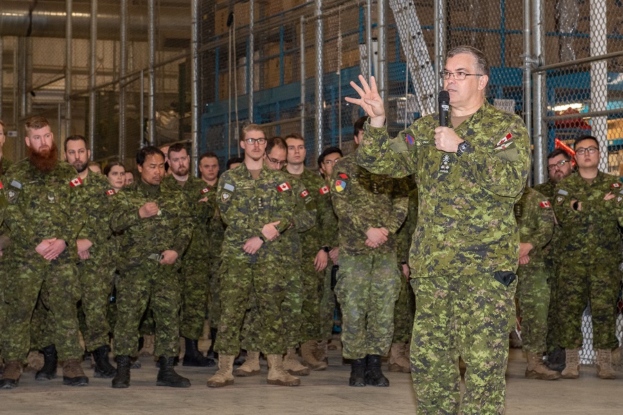 Canadian Army Commander pays visit to Edmonton base - Canada.ca