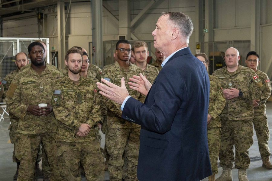 Minister McGuinty visits CFB Edmonton to learn about Army of the West operations - Canada.ca