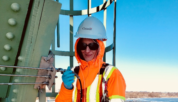 Federal bridges seeing more female operators - Canada.ca