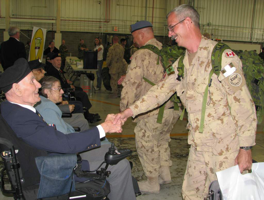 408 Squadron reservist receives jubilee medal - News Article - Royal ...